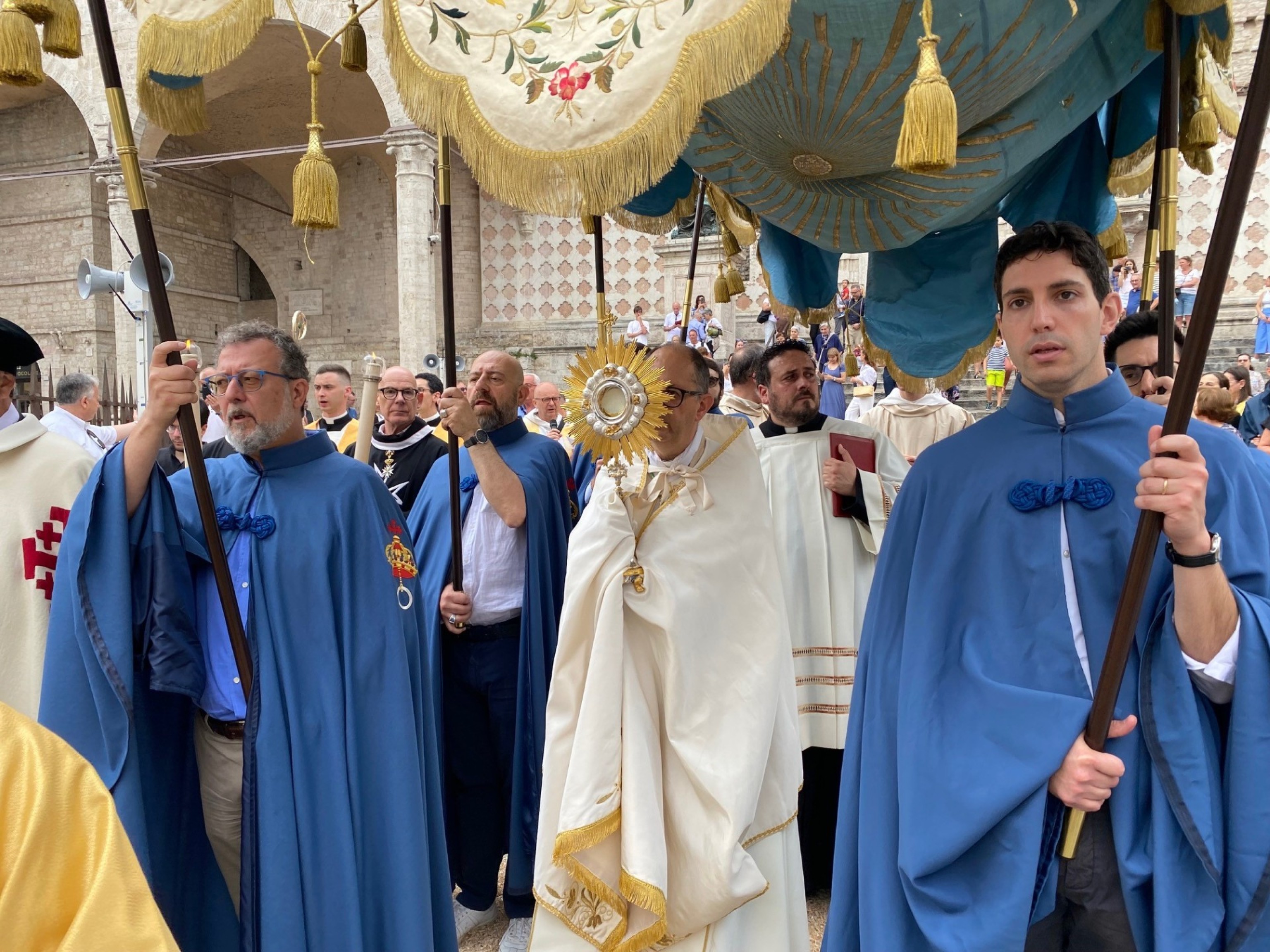 A Perugia la celebrazione della solennità del Corpus Domini la sera del ...