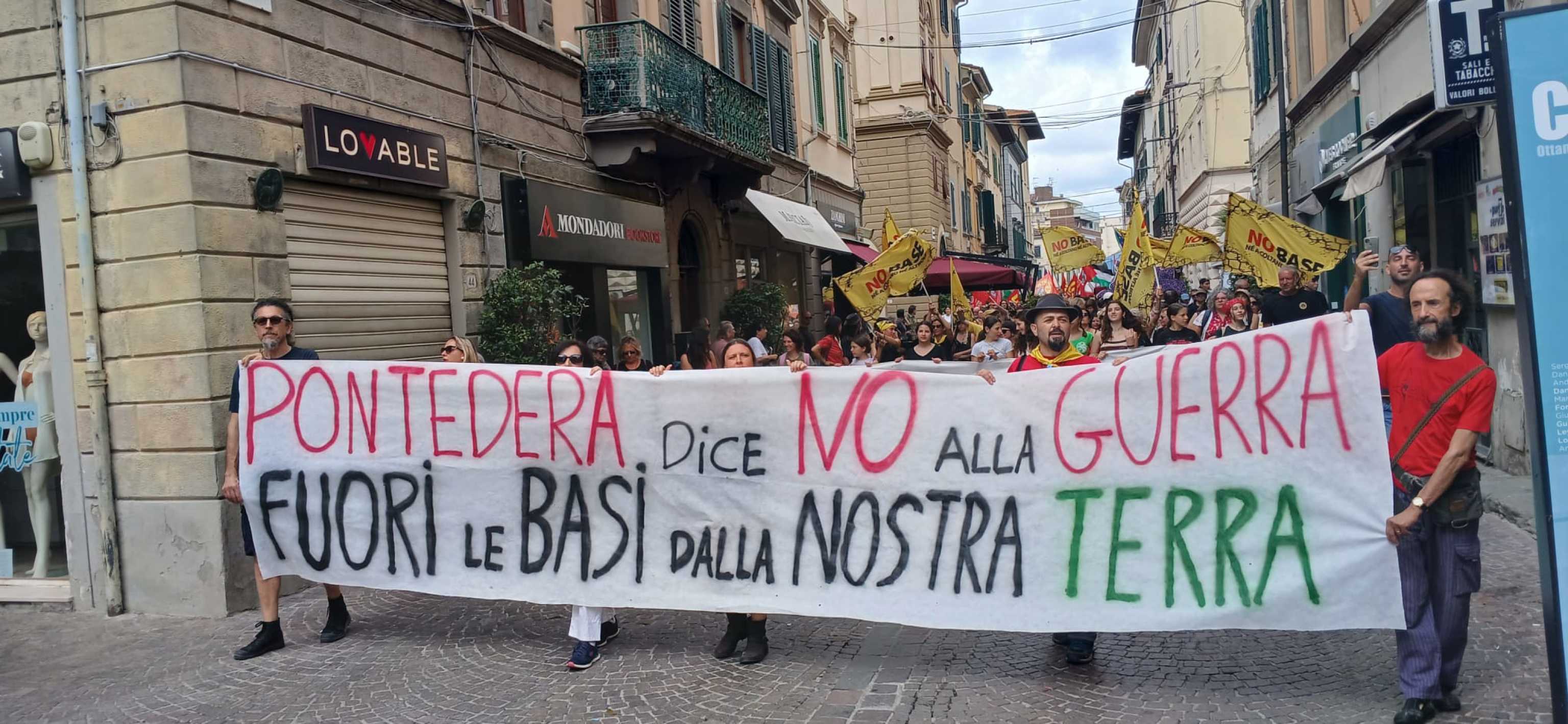 A Pontedera l'altra parata, 'contro la base militare e la guerra'