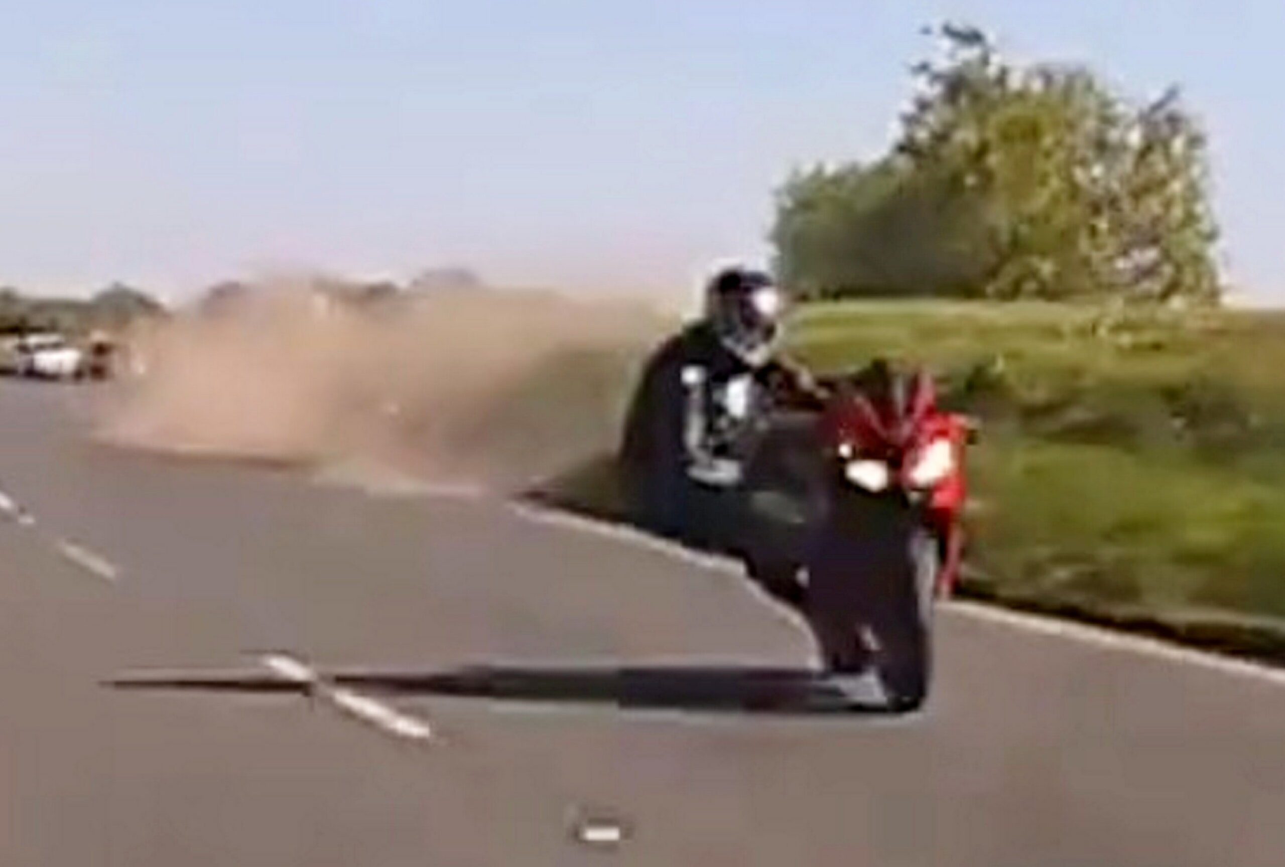 Video zeigt: Motorradfahrer stürzt und entgeht nur knapp dem Gegenverkehr