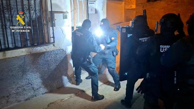 Desmantelada una organización con 20 detenidos que distribuía y vendía ...