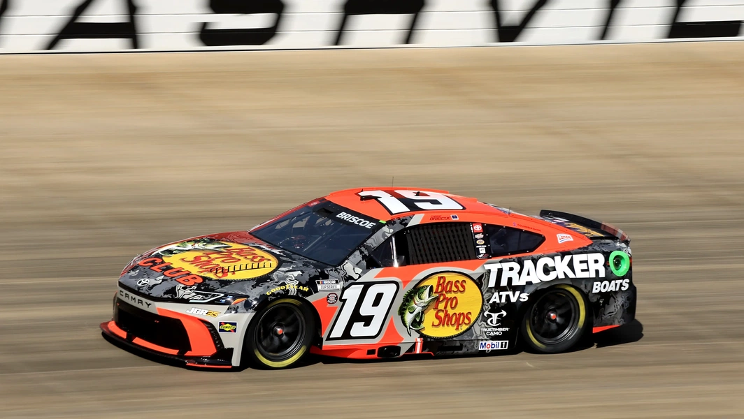 Hamlin's Nashville win tightens title race with Reddick