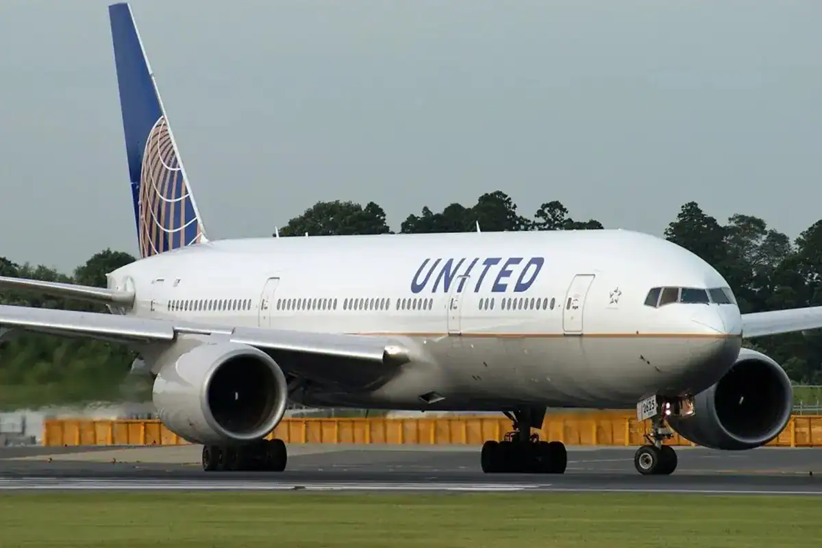 Aeronave de United Airlines regresa a Newark, en Nova Jersey, tras ...