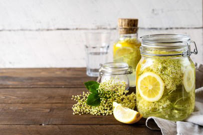 Holunderblütensirup selber machen: eine Flasche voller Liebe