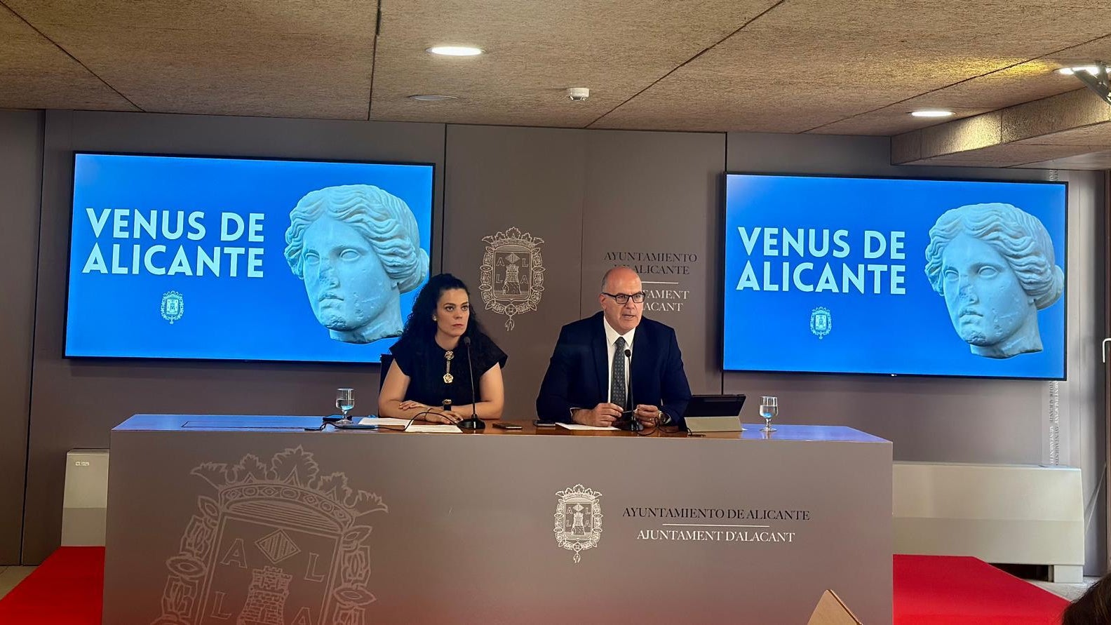 El Gobierno local entrega en un pen la documentación que le pide la ...