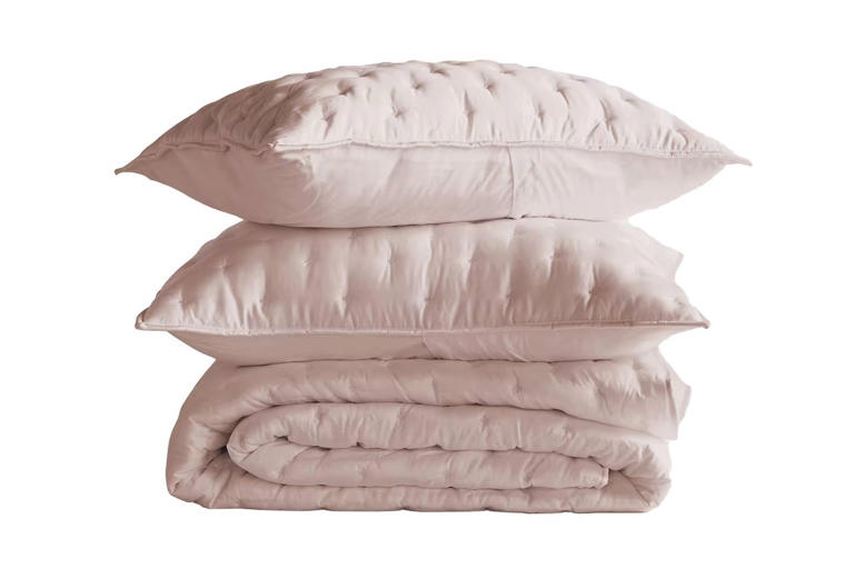 Quince restocked its lightweight linen and bamboo quilts for summer ...