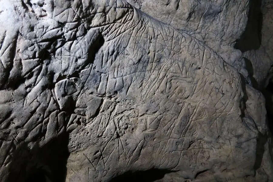 Britain’s oldest known prehistoric art confirmed in Derbyshire cave ...
