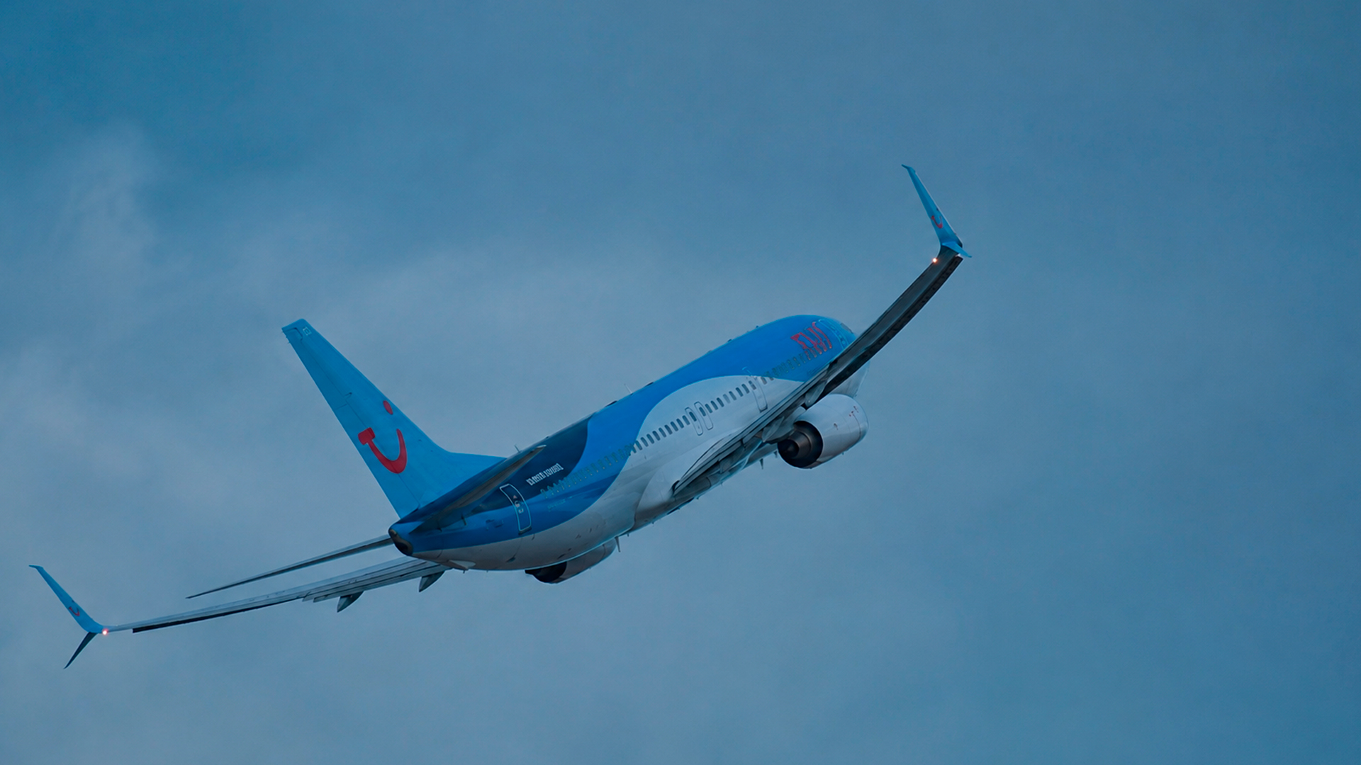 TUI jet battles storm Amy after takeoff