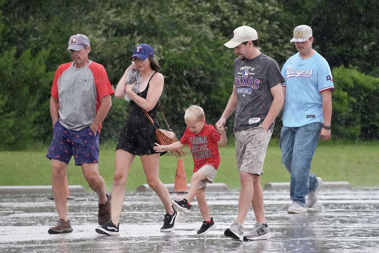 Cold front to bring storm chances, cooler temperatures to D-FW