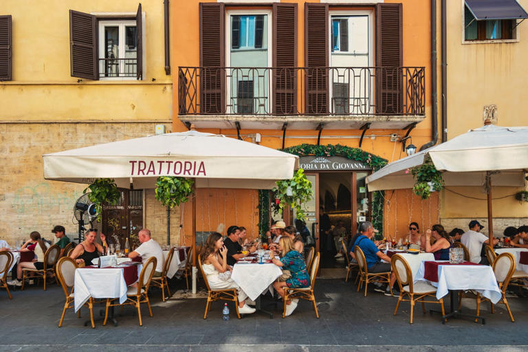 Scientists uncover the perfect formula for where to eat on holiday