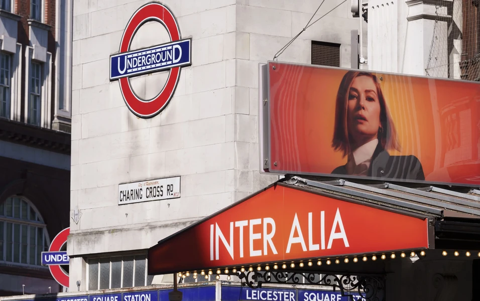 Rosamund Pike rebukes audience member for texting mid-performance