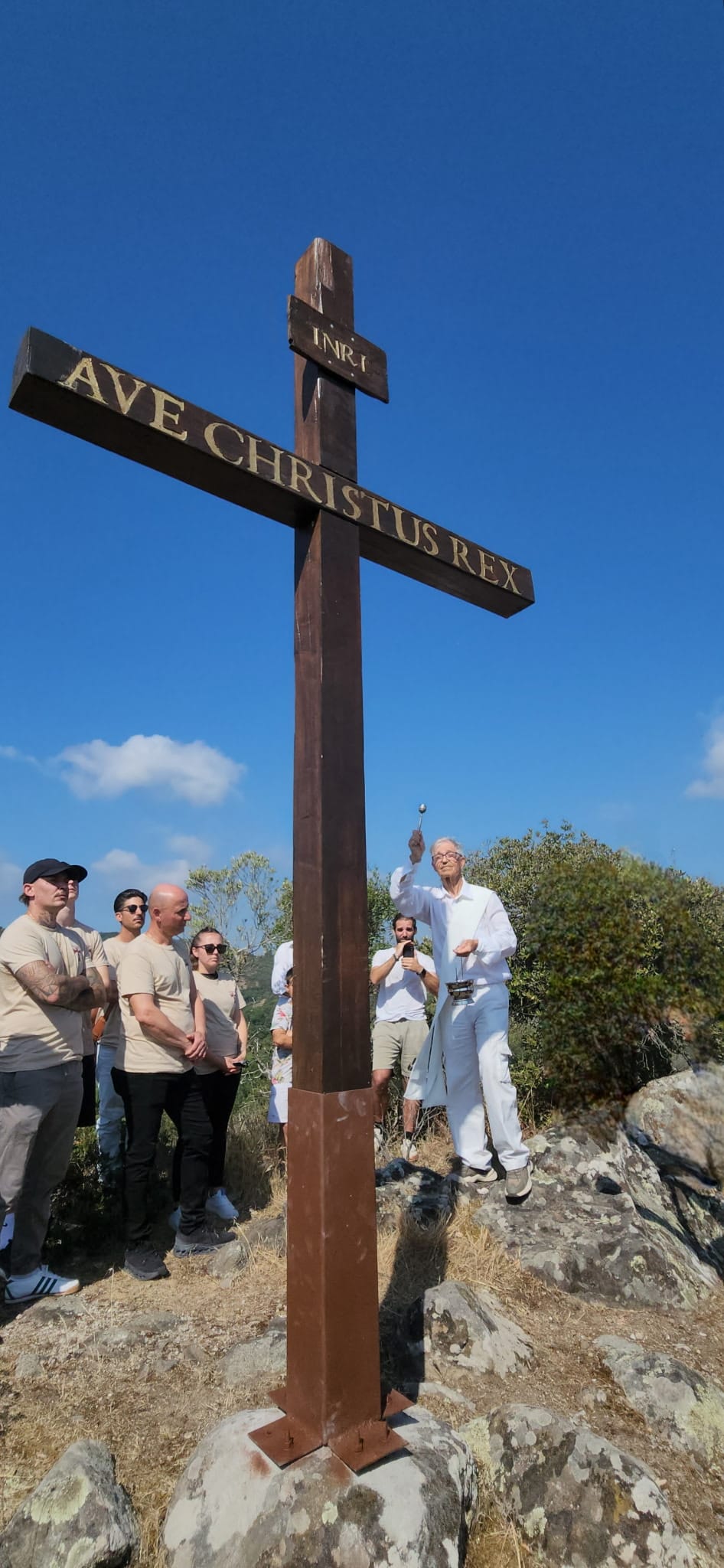 Une croix installée par des jeunes Azuréens à Villeneuve-Loubet