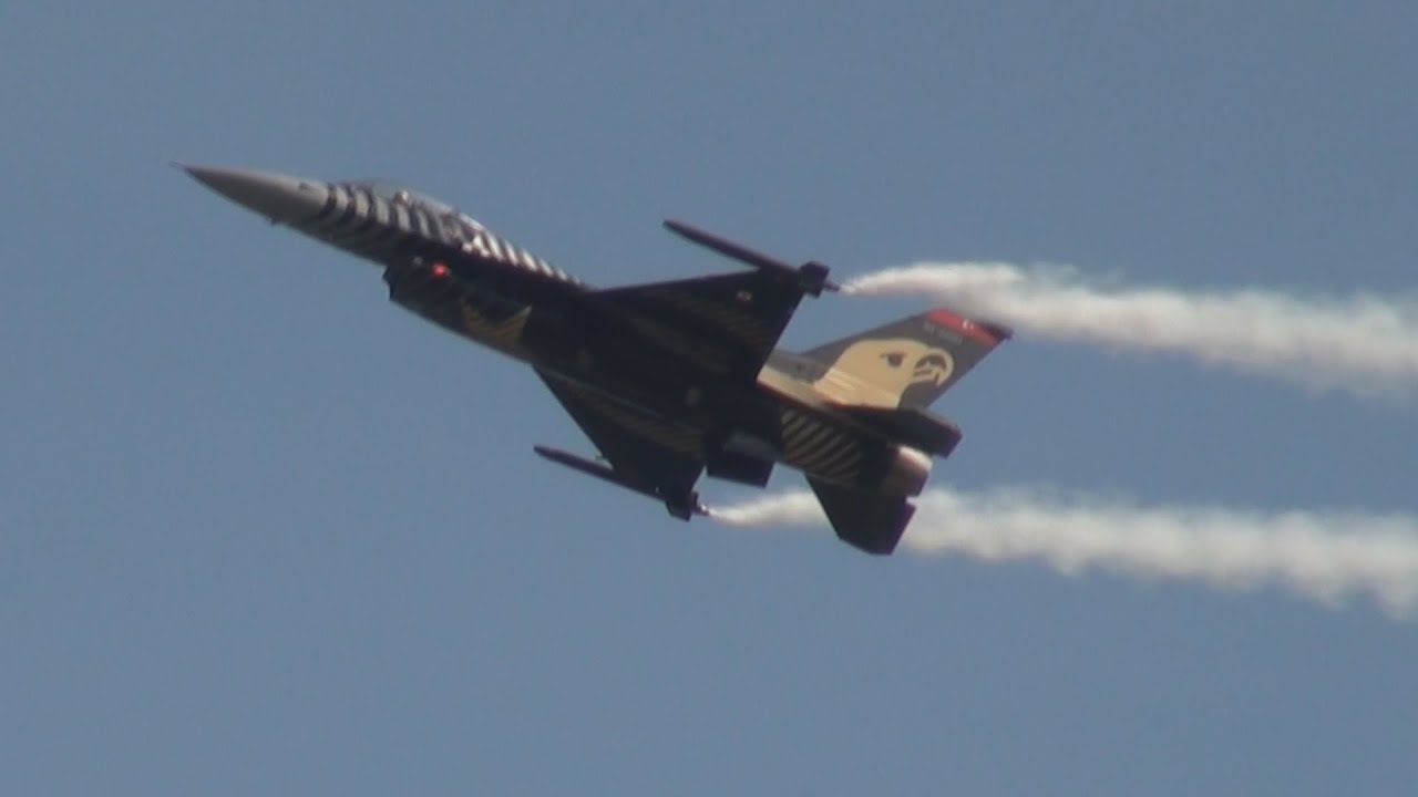 Watch this F-16 go vertical - "It climbs like it has no limits"