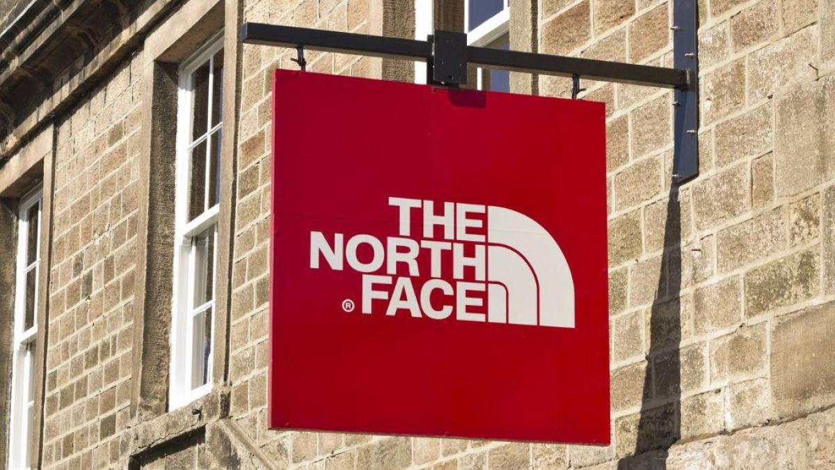The North Face 'regala' su mejor ropa para el verano: tiene unas ...