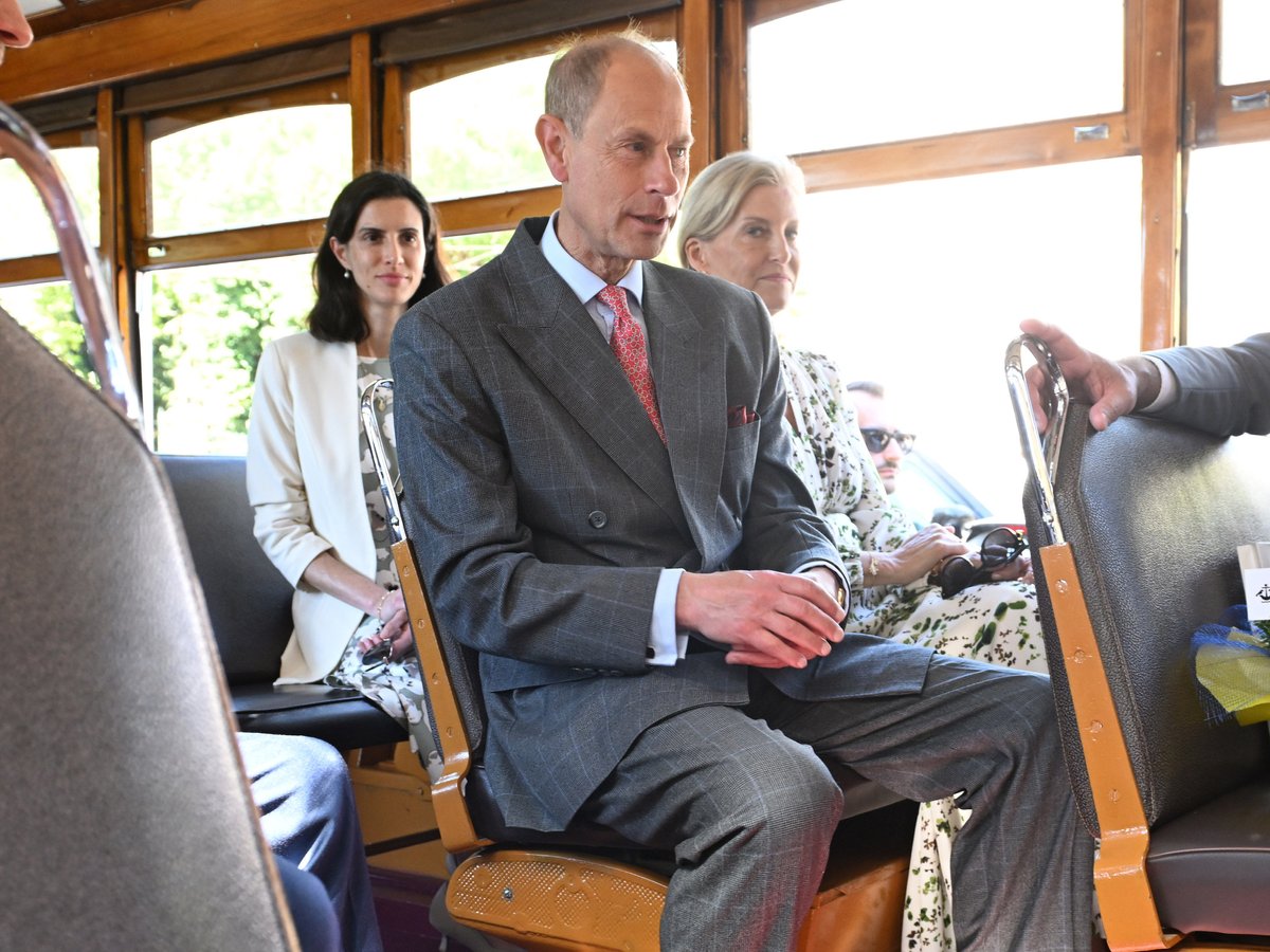 Prinz Edward und Herzogin Sophie fahren mit der Tram durch Lissabon