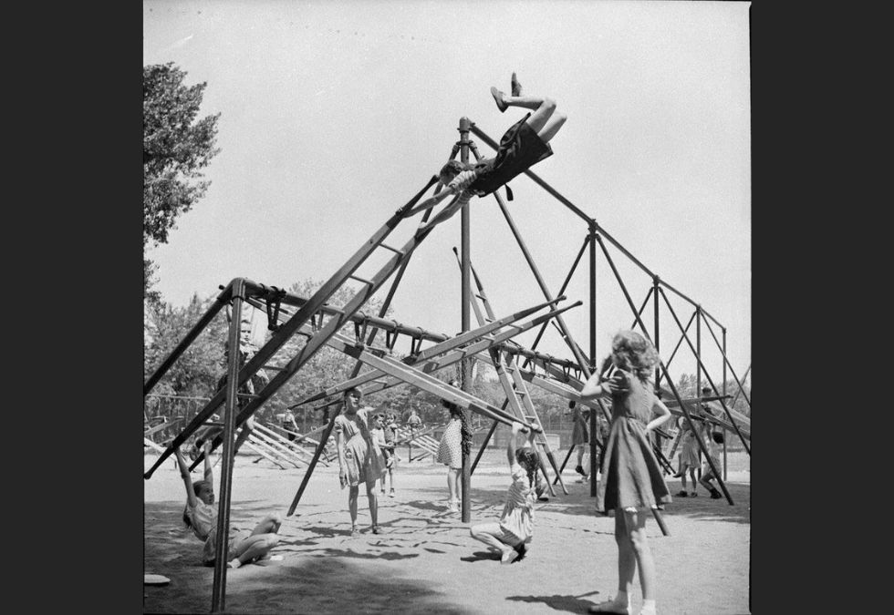 30 pics proving old playgrounds were surprisingly dangerous