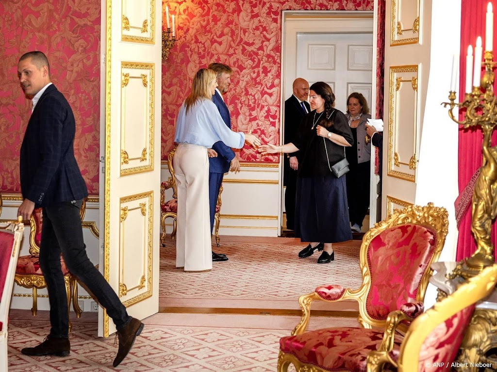Willem-Alexander en Máxima ontvangen 10 briefschrijvers op paleis