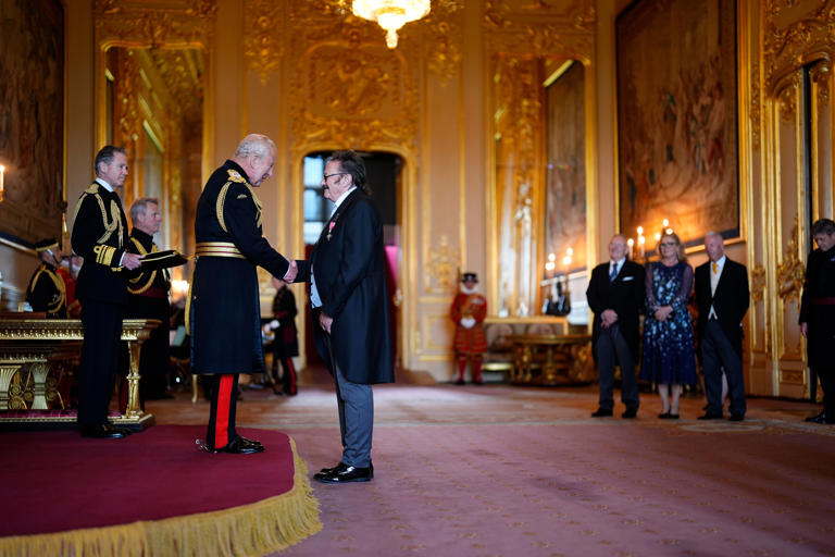 King spared a ‘to me, to you’ as Chuckle Brother collects honour