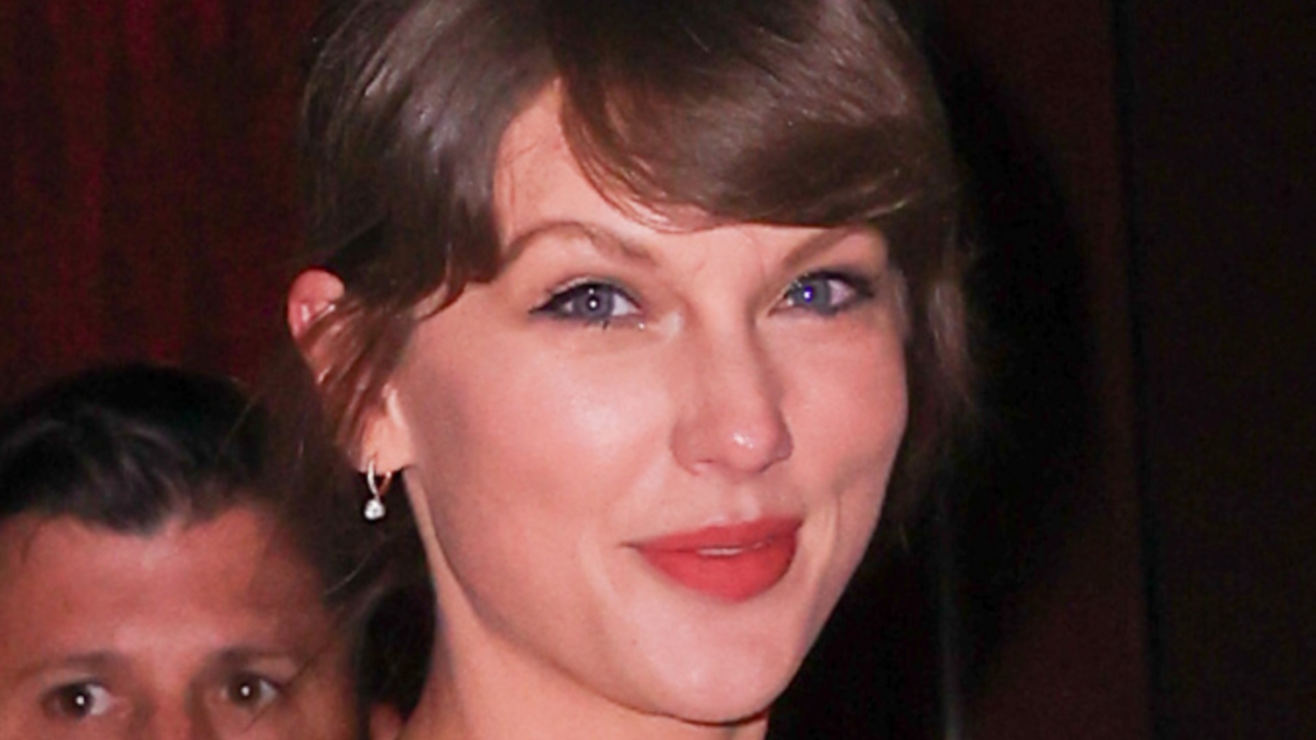 You won't recognize Taylor Swift without her signature bangs