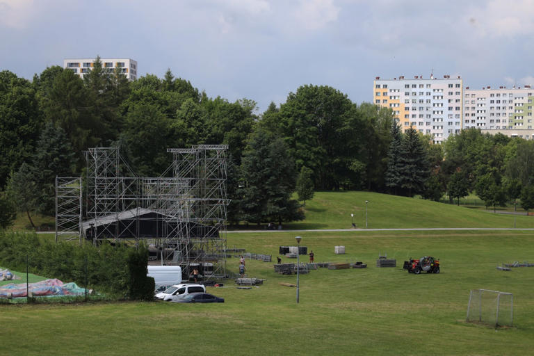 Trwa budowa wielkiej sceny na czwartkowy koncert Jednego Serca Jednego ...