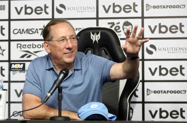 Textor garante permanência no Botafogo: "Sou dono do clube"
