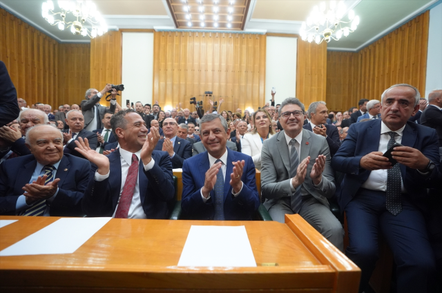 Kılıçdaroğlu'na yüklenen Özel'in sözleri parti grubunu ayağa kaldırdı