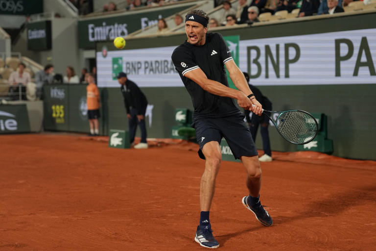 Djokovic-conquering Fonseca fights back v Mensik in quarter-final