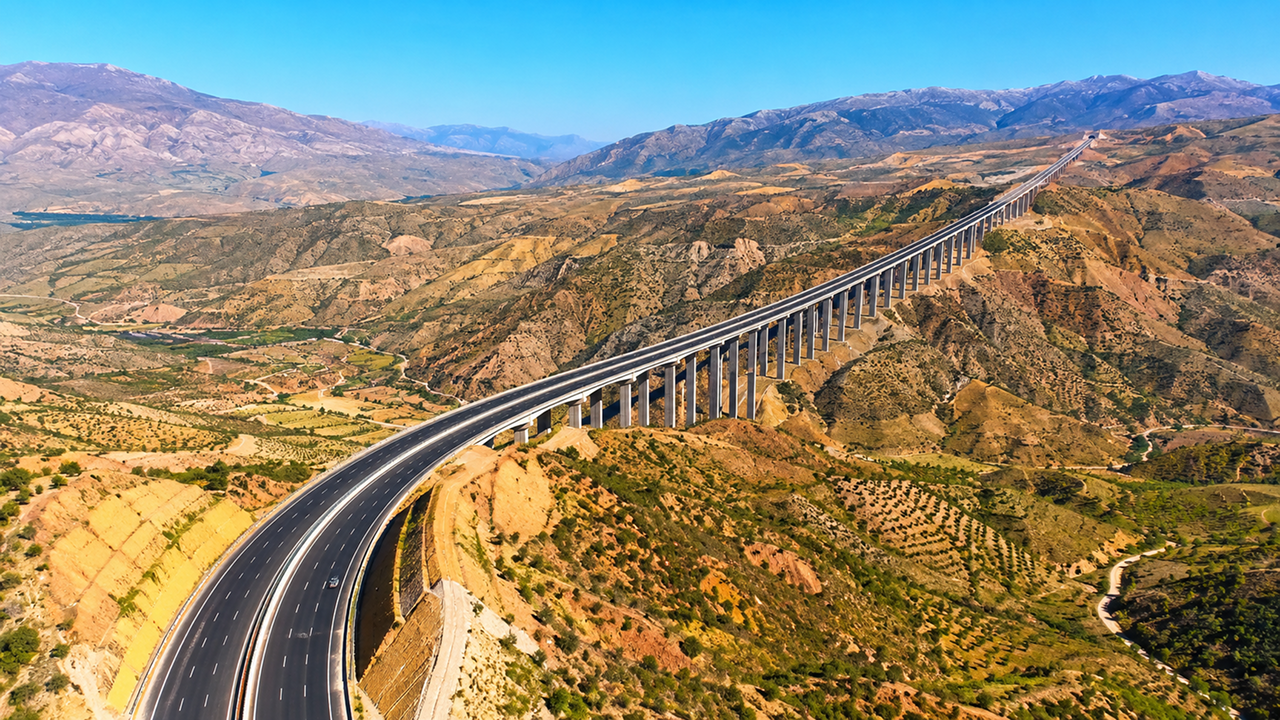 China built one of Africa's largest highways across Algeria, a 1200km ...