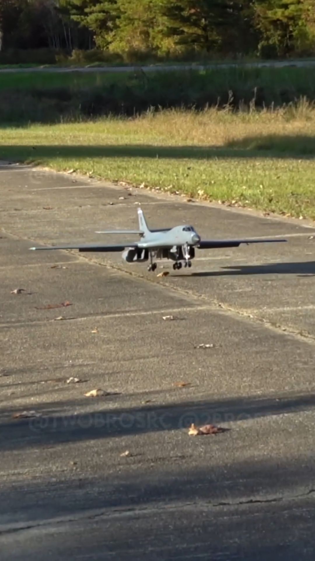 B-1B Lancer RC landing: Stunning aviation moments