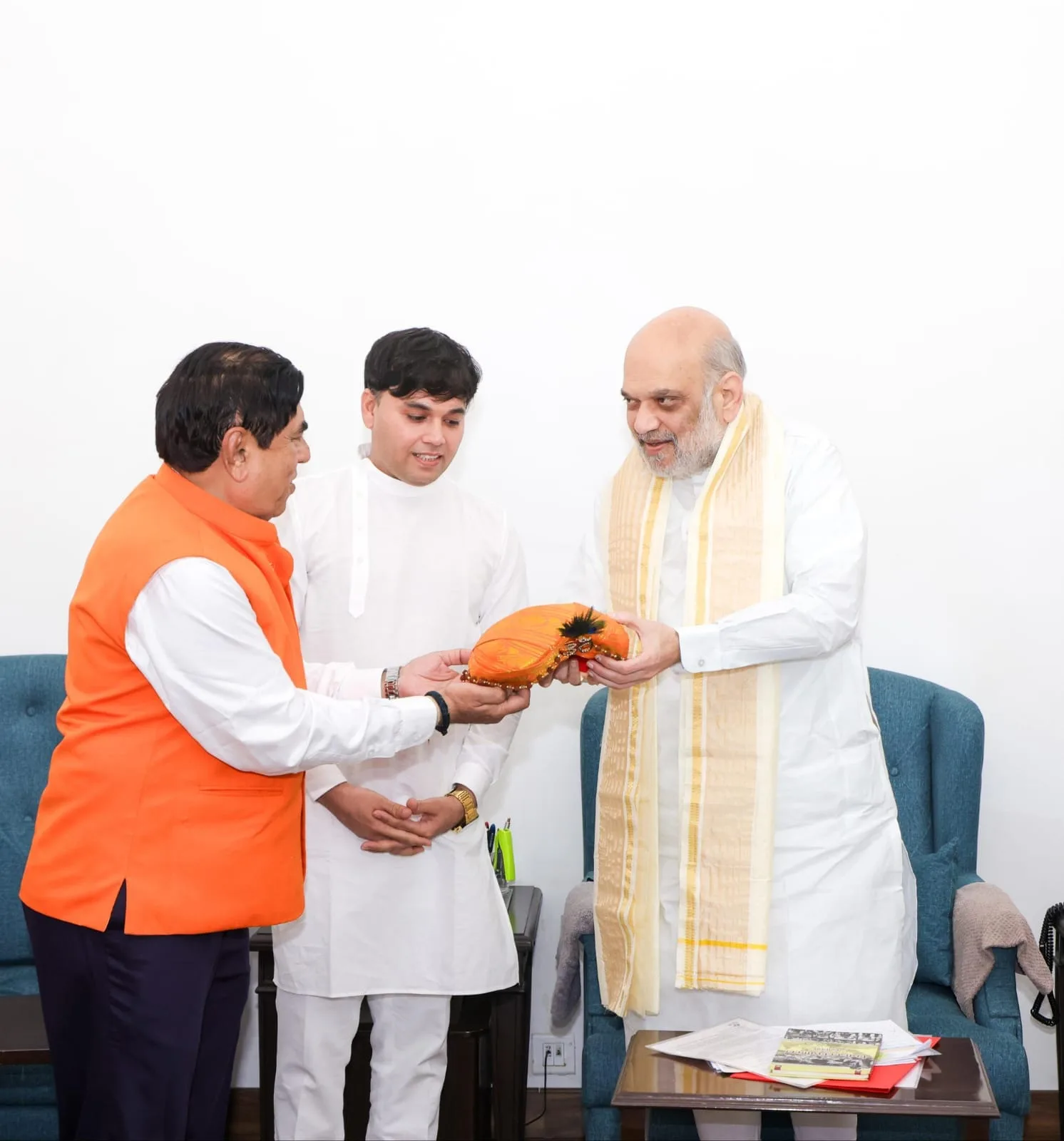 Pavan Sindhi presents Lord Jhulelal Ji portrait to Home Minister Amit ...