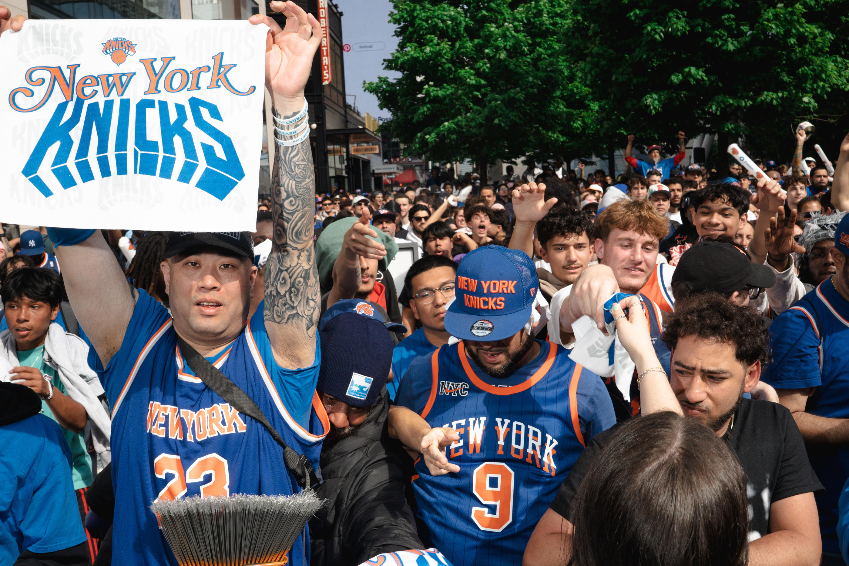 Finales NBA : « Fan en chef des Knicks », le maire de New York signe un ...