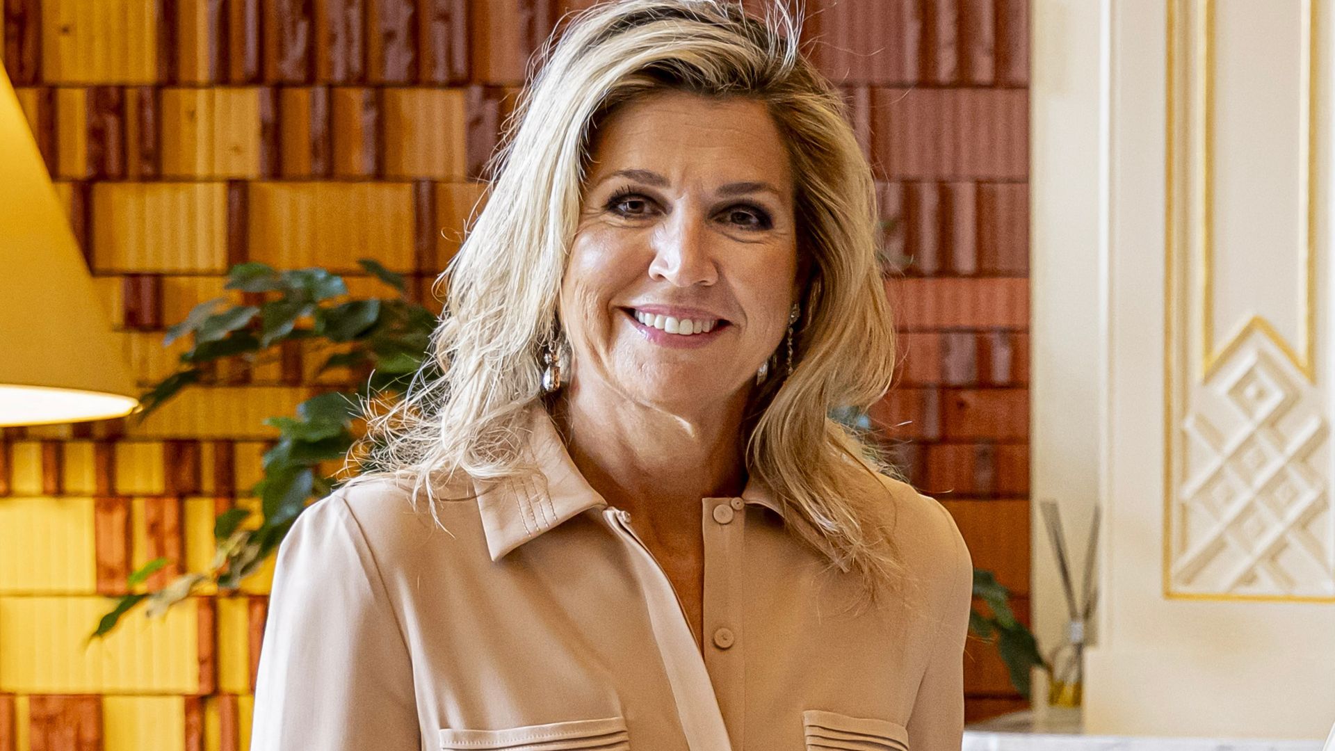 Queen Máxima shines in chic pastel blouse, wide-leg trousers and ...