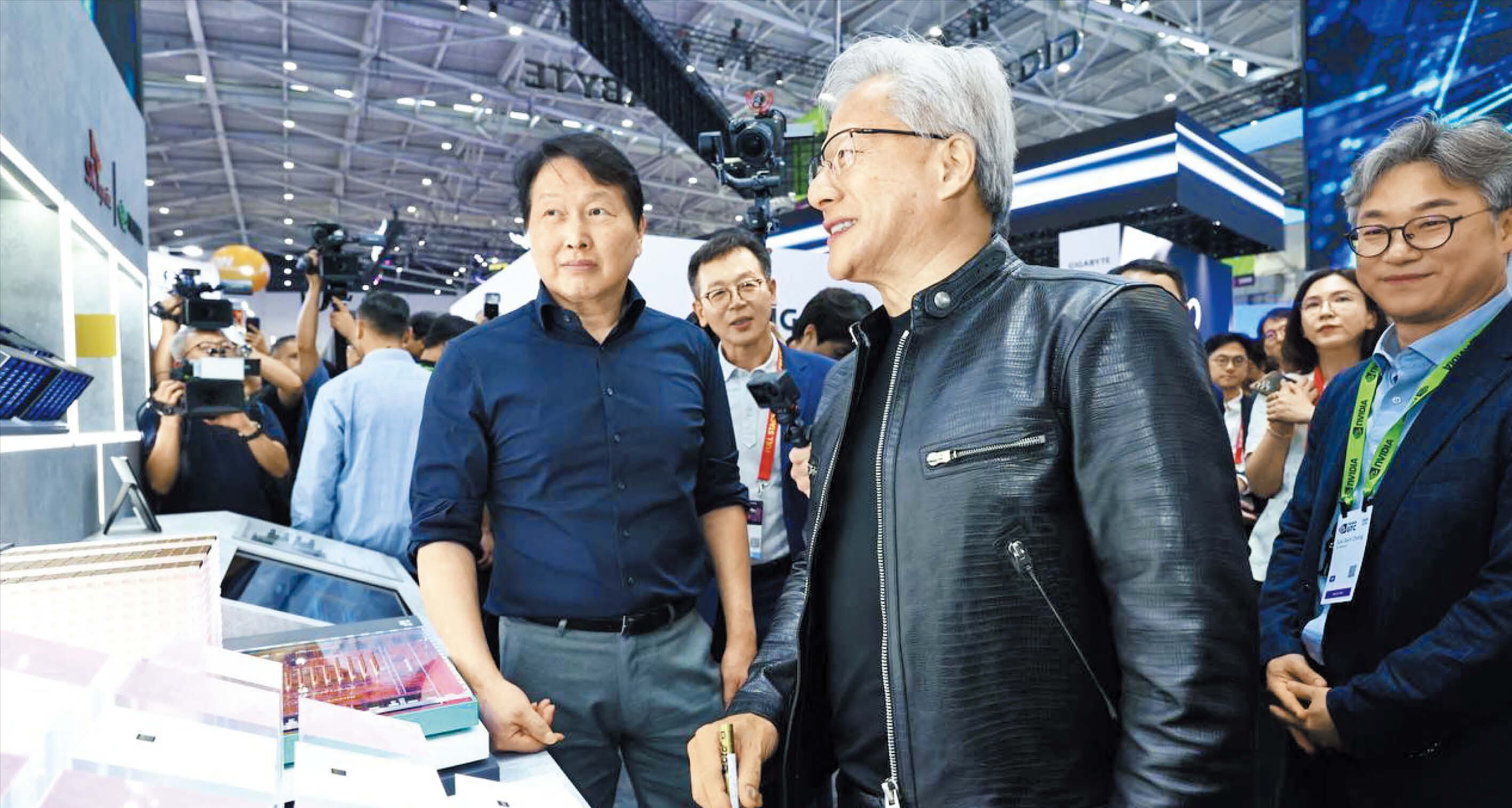 Huang warns semiconductor shortage, Chey pledges production doubling