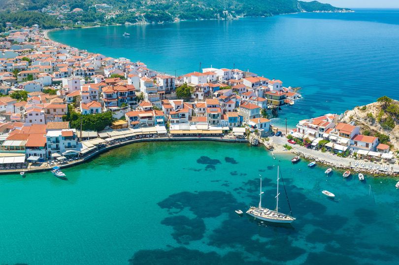 Brit tourist collapses and dies in Greece while Greek medics treat sick ...
