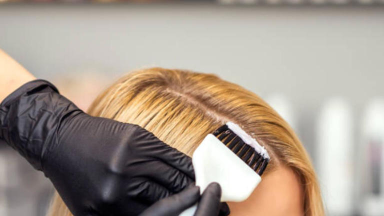 Las canas no van más; aplica este gel que las elimina en 5 minutos