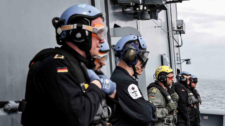 Royal Navy mengirim helikopter Wildcat ke gugus tugas angkatan laut ...