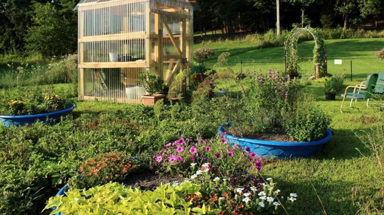 Ditch raised planter beds: The cheaper alternative that naturally keeps ...