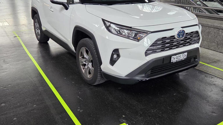 Kein Parkplatz, kein Problem: «Gerd» parkiert seinen Toyota mitten im ...