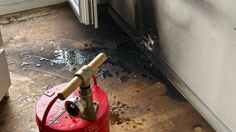 E-Trolley-Akku fängt beim Laden Feuer: Spezialeinsatz für Feuerwehr Bad ...