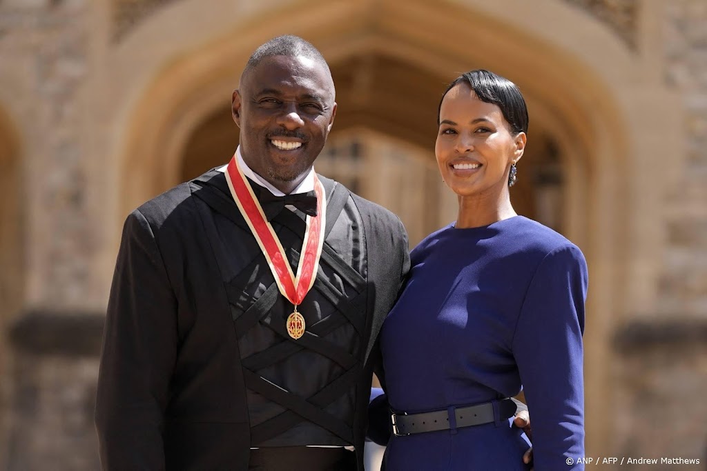 Acteur Idris Elba geridderd door koning Charles op Windsor Castle