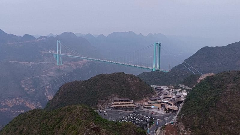 El puente más alto de China atrae a millones de visitantes