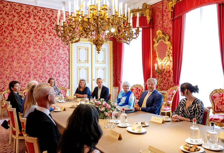 Queen Máxima shines in chic pastel blouse, wide-leg trousers and ...