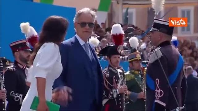 2 giugno, Bocelli saluta le autorità e dà un bacio a Meloni dopo aver ...