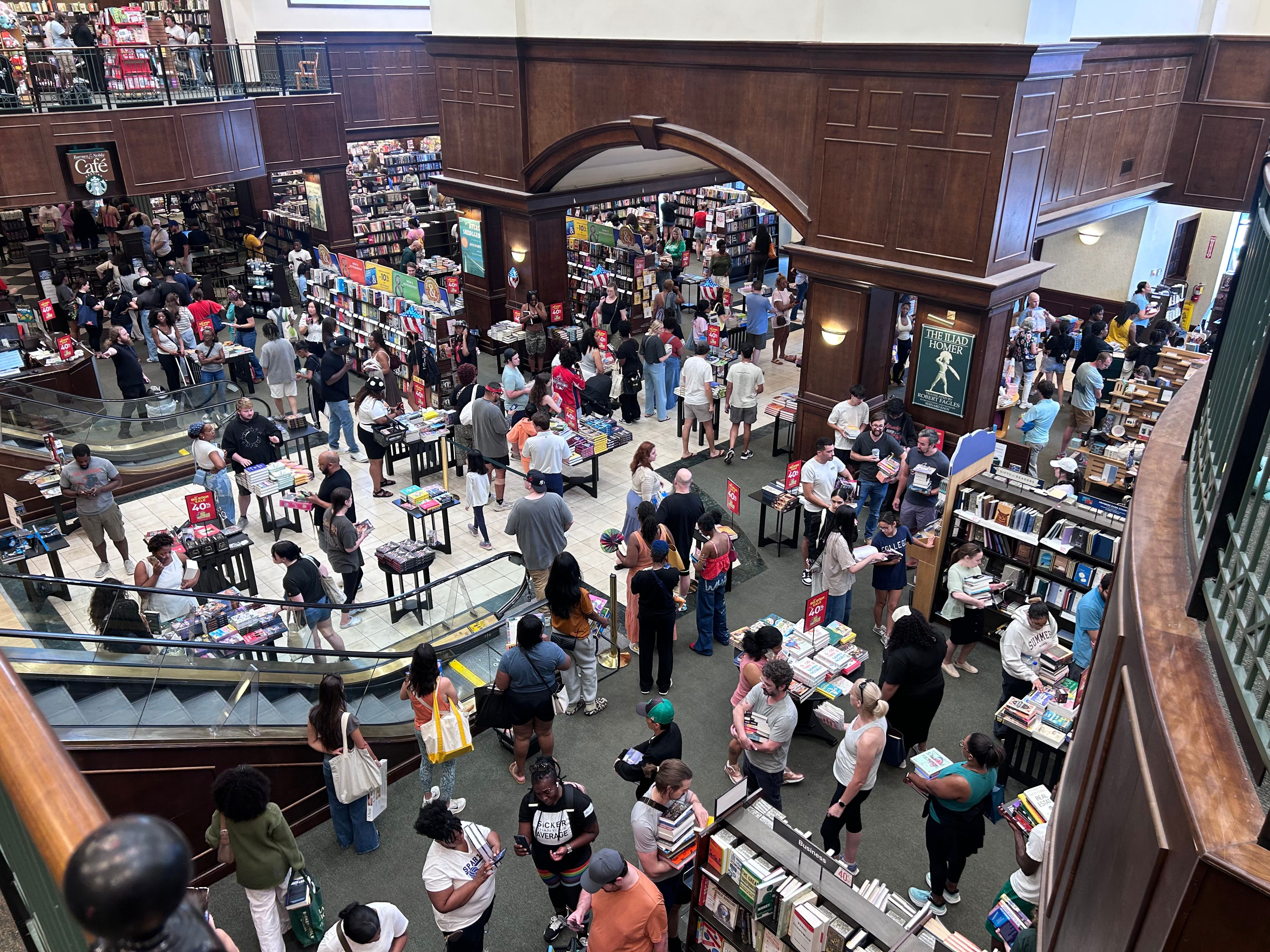 Customers pack Cumberland Barnes & Noble ahead of closing, RaceTrac ...