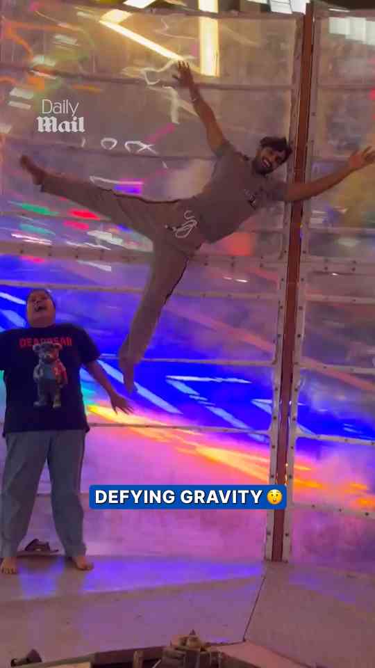 Man scales amusement ride like Spider-Man in jaw-dropping stunt