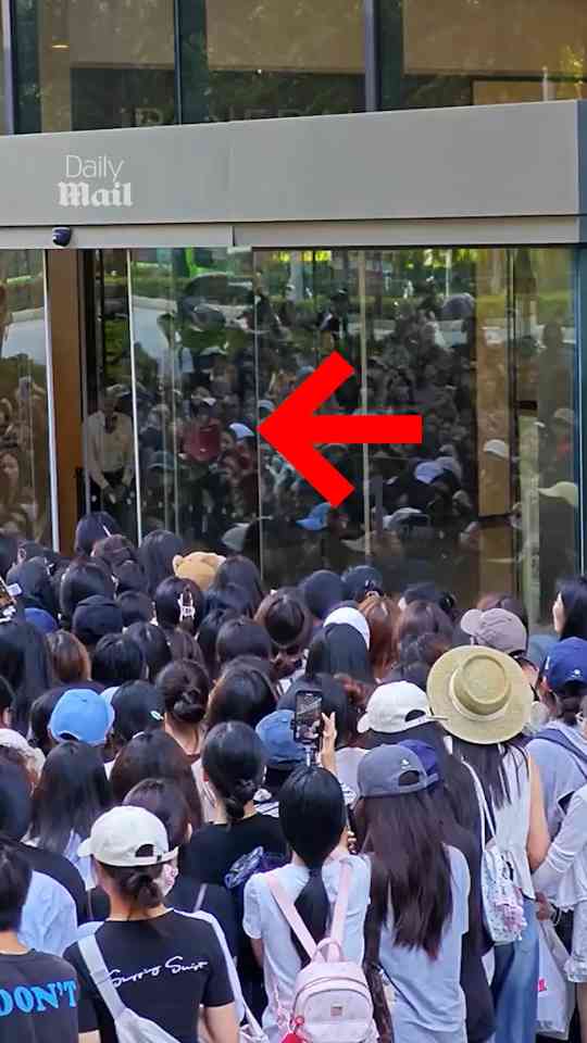 Fans smash through glass doors in rush to see Chinese TV star