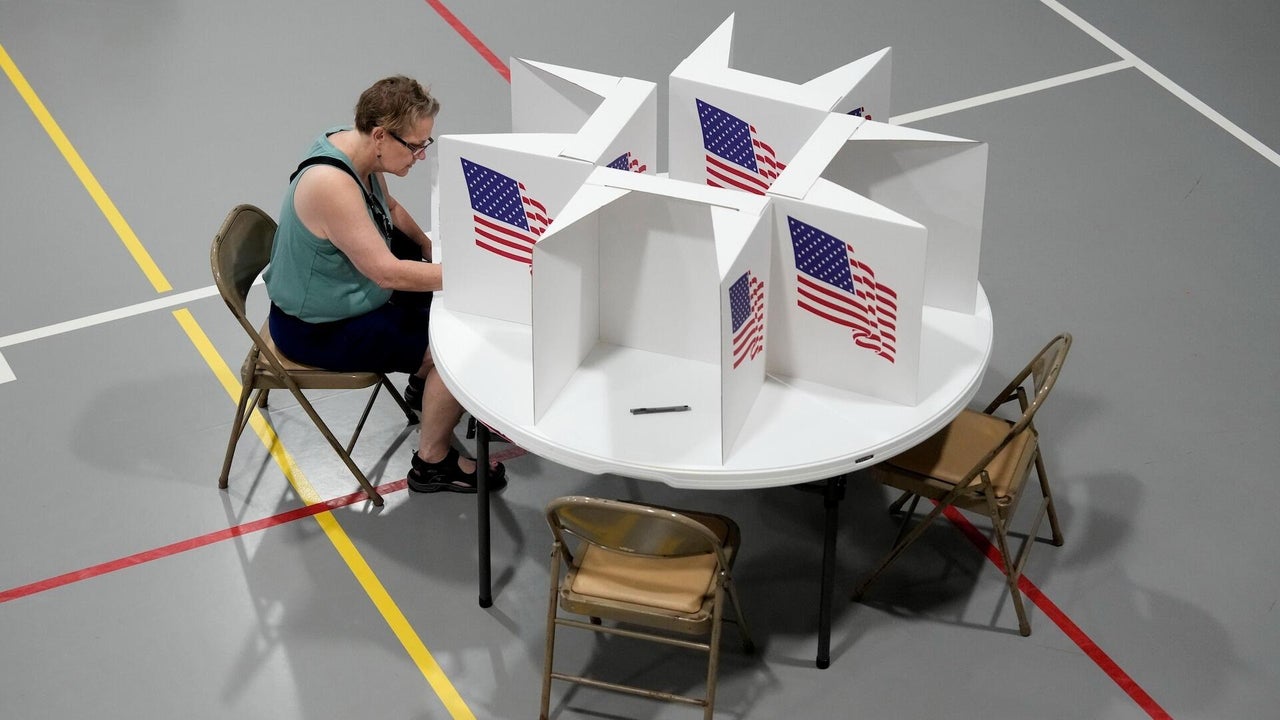 Iowa voters enter primaries with concerns about the economy, farmers ...
