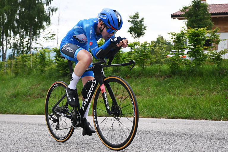 Giro d'Italia: Anna van der Breggen crushes opposition in stage 4 time ...