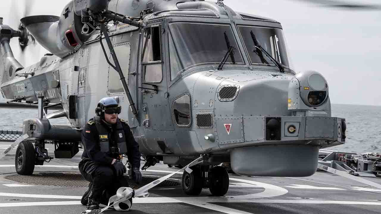 Royal Navy mengirim helikopter Wildcat ke gugus tugas angkatan laut ...