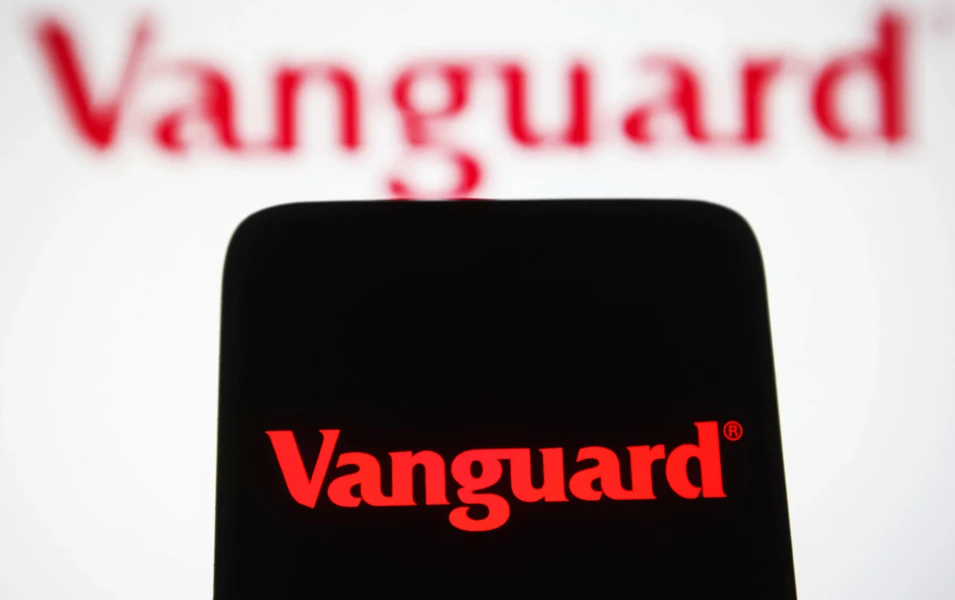 Analysts flag two risk signals for VOO this summer