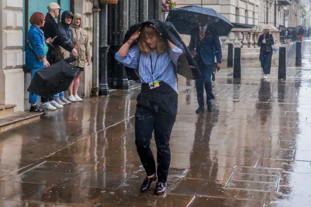 London and southern England rocked by violent thunderstorms, hail and wind
